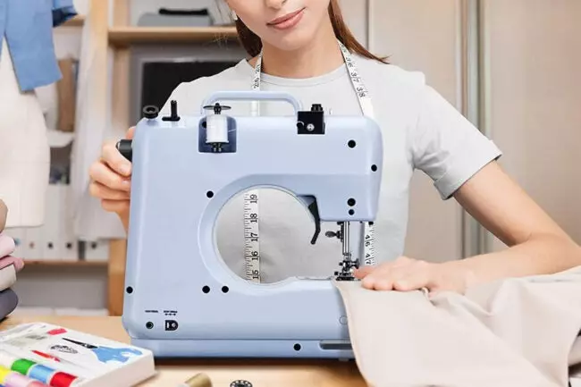 De bedste muligheder for mini symaskine