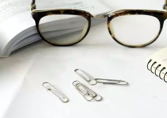 Befestigje Glêzen mei Paper Clip