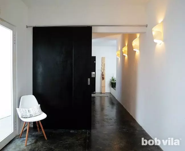 कैसे एक दरवाजा बनाने के लिए - BobVila.com से स्लाइडिंग दरवाजा