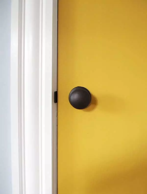 lihtsad värviprojektid, värvige uks ja ukselingid