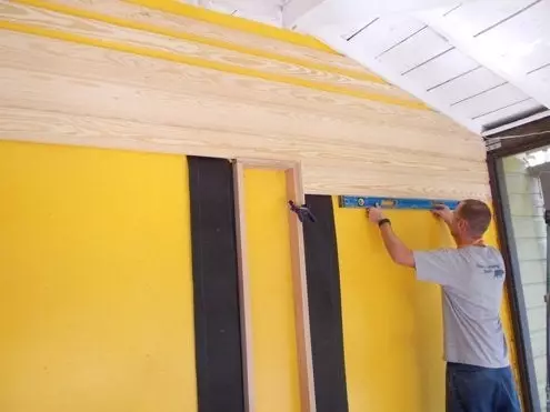 RenovationRaodTrip-86nit- التأكد من المستوى إلى الأرض- BobVila-Photo10