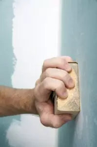 pelar i enganxar rajoles preparant la paret