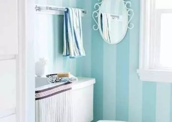 Sininen raidallinen kylpyhuone