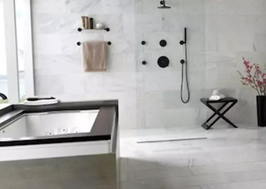 Csempézett fürdőszoba