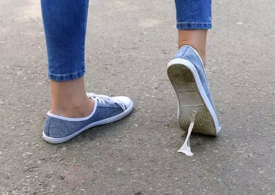 Paano Mag-alis ng Gum sa Sapatos