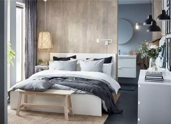 Неутрална и незатрупана малка спалня с рядък декор