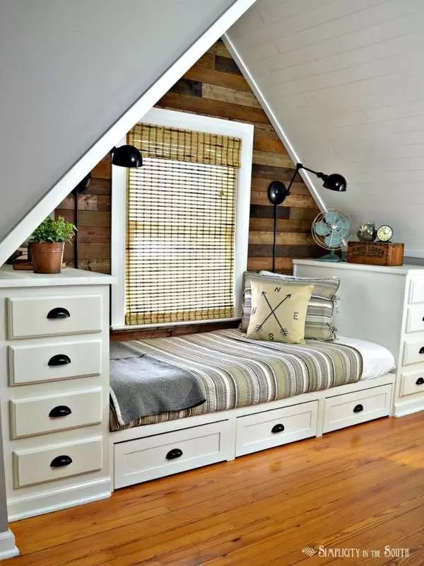 sahtlitesse ehitatud lahtikäiv voodi pisike magamistuba