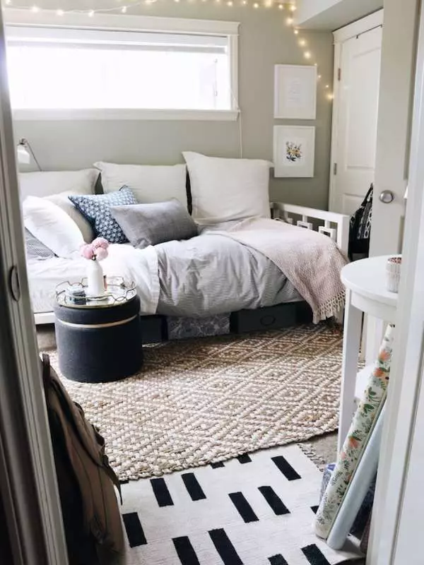 Slāņaini paklāji piešķir vizuālu interesi nelielai guļamistabai