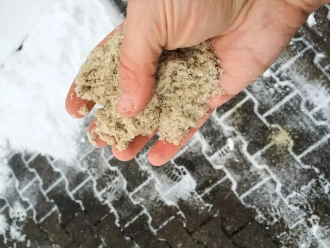 Пясок на ледзяных паверхнях прадухіляе слізгаценне