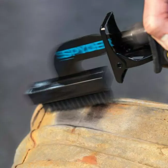 a serra alternativa usa un accesorio de cepillo de arame para eliminar a ferruxe