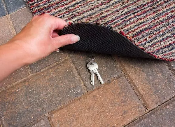 Slėpti atsarginį raktą namų apsauga