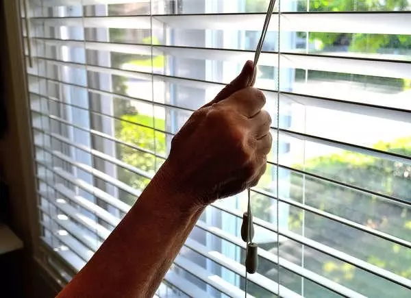 Fechar cortinas ou persianas Segurança residencial