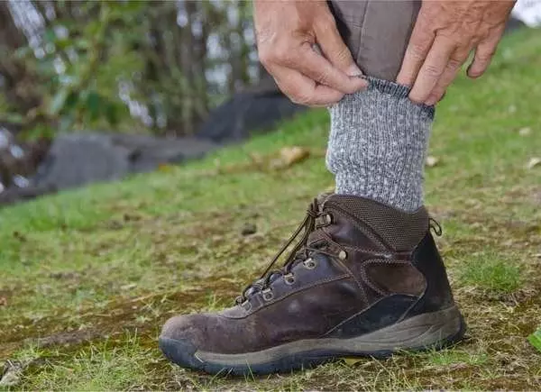 Stik bukserne ind i sokkerne for at undgå flåter