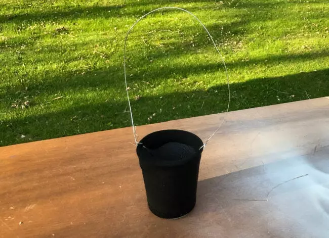 양말과 고인 물을 이용한 DIY 모기장