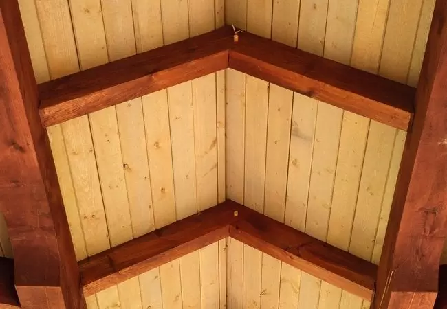 木製の天井の設置