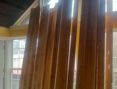 木製の天井の設置-ボード