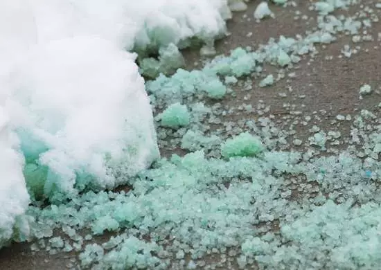 如何融化車道上的冰