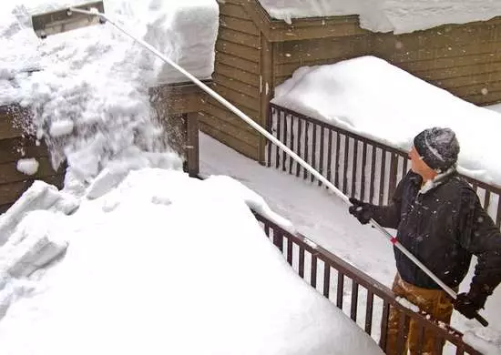 屋根から雪を取り除く方法