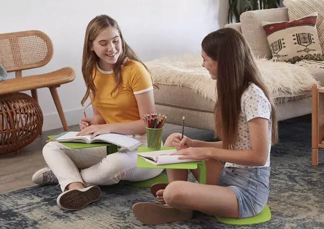 Ang Labing Maayo nga Lap Desk alang sa Mga Kapilian sa Bata