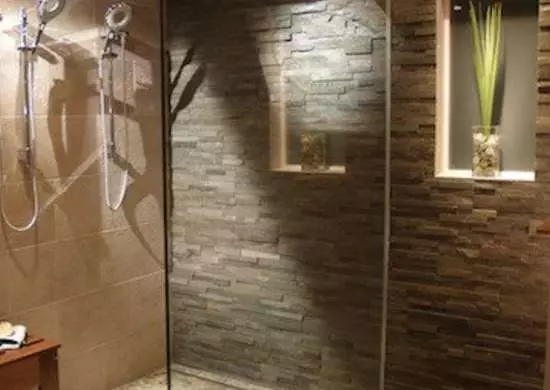 Kúpeľňa s kamennými dlaždicami