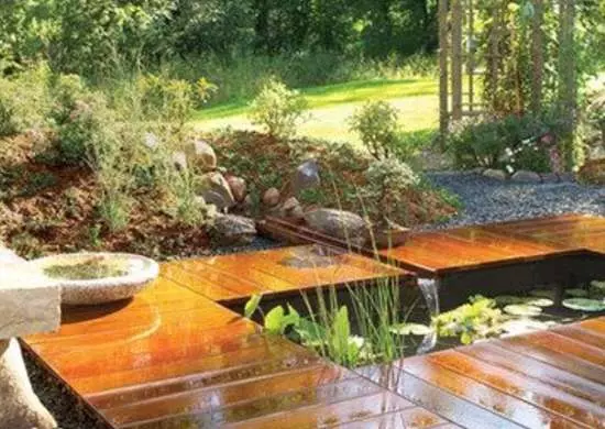 Terrasse et étang de jardin
