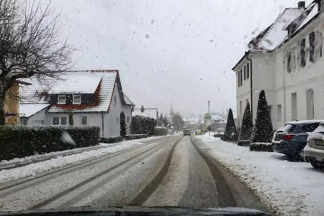 Vozitja në parking me dëborë