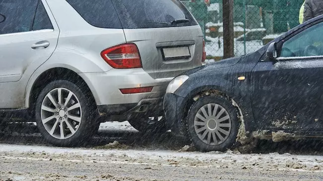 बर्फात कार अपघात