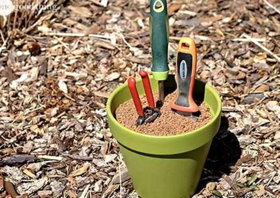 Запобігайте іржі та загострюйте садовий інструмент за допомогою горщика