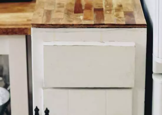 DIY-Küchenarbeitsplatte mit Farbrührern