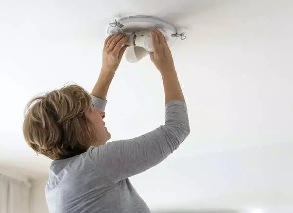 Ideas de aforro de enerxía na casa: bombillas de baixo consumo