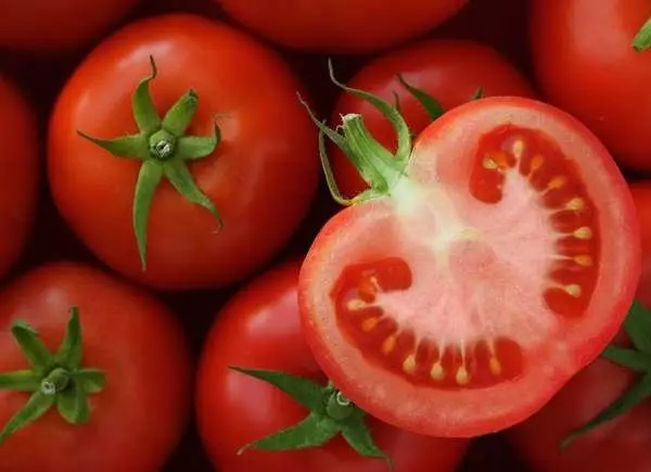 Meitsje gjin tomaten yn 'e kuolkast