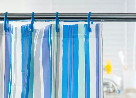 Mantenga las cortinas de baño en su lugar