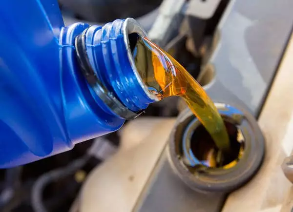 Как да изхвърлите моторно масло
