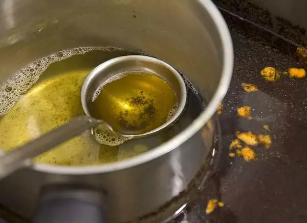Como descartar o óleo de cozinha