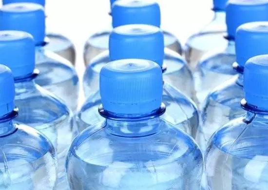 Flaskor med vatten