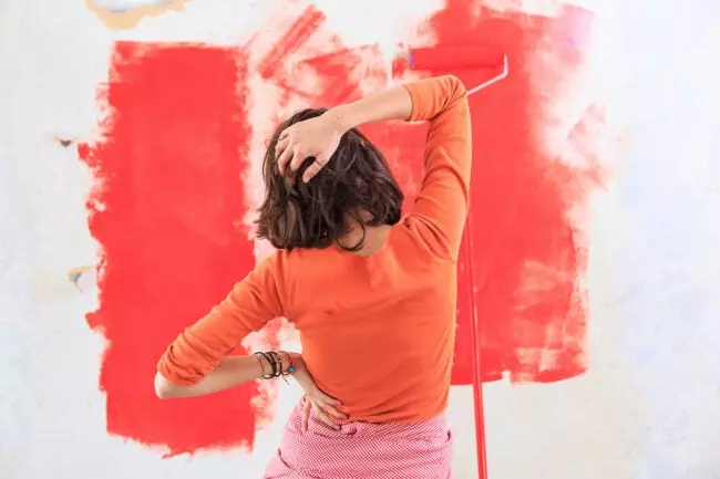 peinture rouge tachée sur le mur