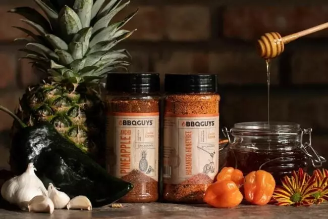 Nejlepší možnost grilování: BBQGuys Signature x Spiceology Ananasový ancho & Habanero Honeybee Rub Variety Pack