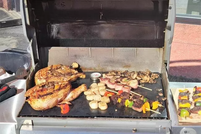 Geriausias kepimo ant grotelių variantas: Kona geriausias BBQ grilio kilimėlis