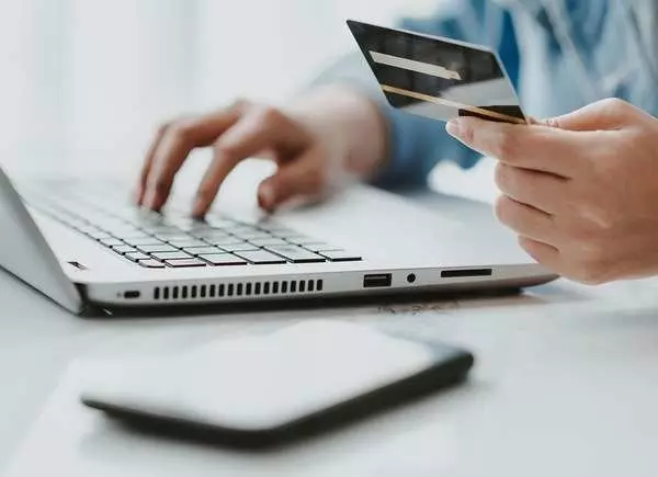 Geld sparen beim Kreditkartenunternehmen