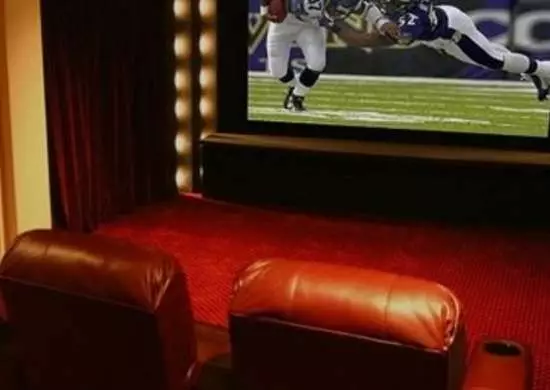 տնային կինոթատրոնի սենյակի պարագաներ՝ կապված