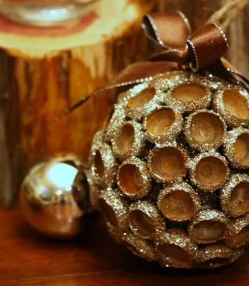 I-DIY Acorn Ornaments