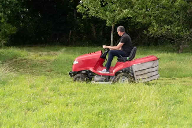 Najbolja opcija kosilice za jahanje za brda