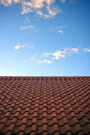 4 na Dahilan na Pinili ng Mga May-ari ng Bahay ang mga Tile Roofs