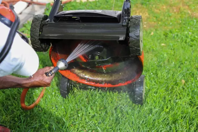 perbaikan mesin pemotong rumput membersihkan dek