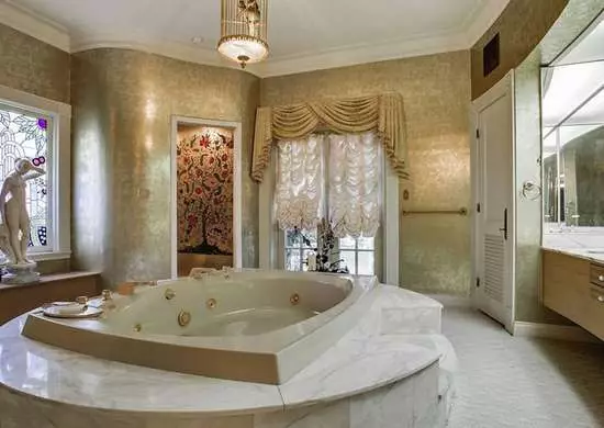 Zlatá tapeta v luxusní koupelně