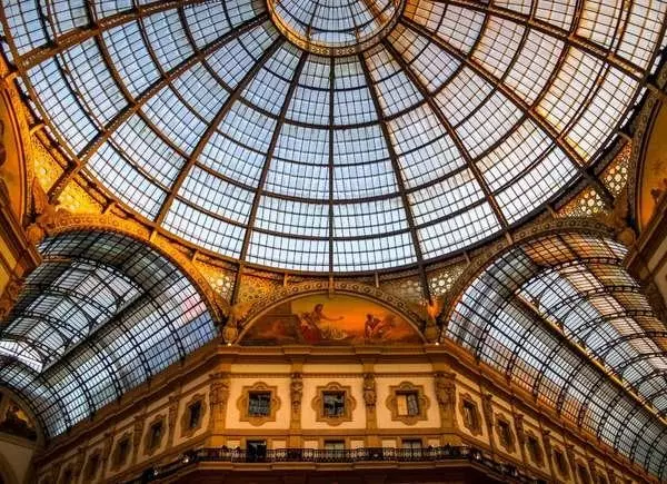 Galleria Vittorio Emanuele II ticarət mərkəzi Milan İtaliya