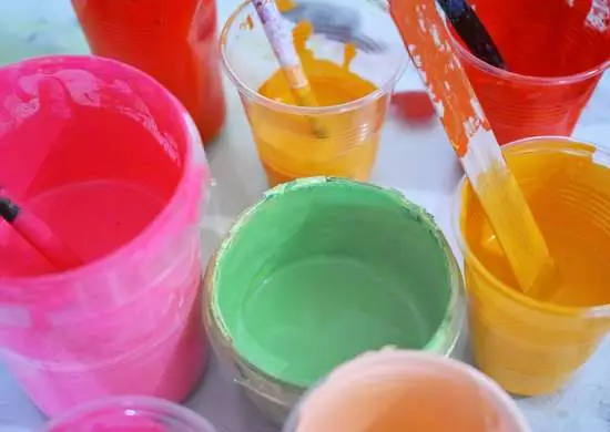 Użyj plastikowego kubka jako tacki do malowania