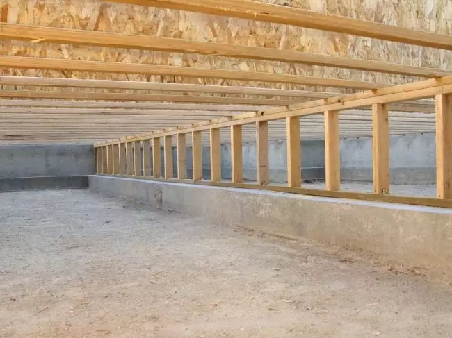 Slab εναντίον Crawl Space Foundations σε ξηρά κλίματα