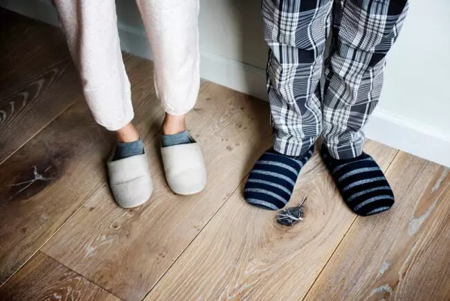 Pantoflat më të mira për ngrohtësi dhe rehati përreth shtëpisë
