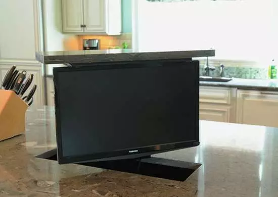 ტელევიზორი დამალულია სამზარეულოს კუნძულზე